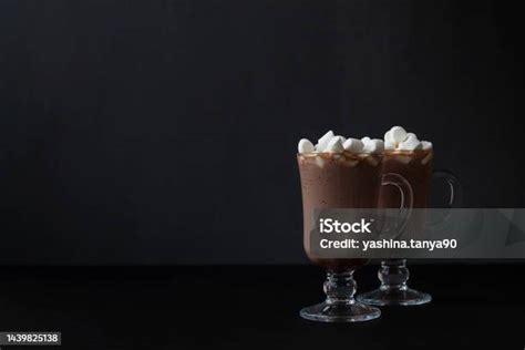 휘핑 크림 마시멜로 코코아 가루로 장식 된 핫 초콜릿 두 잔 겨울과 가을 시간 크리스마스 음료 검은 배경에 유리 컵에 비엔나 커피 복사 공간 아이리쉬 커피에 대한 스톡 사진