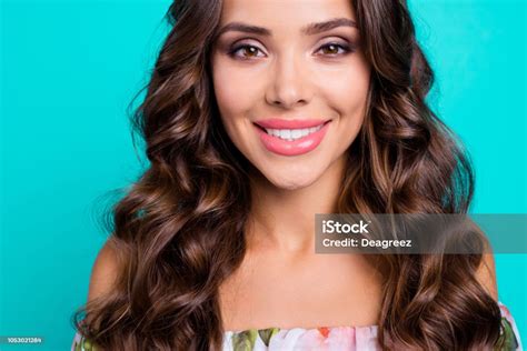 섬세 한 애 교 사랑 스러운 매혹적인 갈색 빛나는 청록색 배경 봐 큰 Toothy 미소와 함께 카메라에 절연의 자른 초상화 닫기 건강한 생활방식에 대한 스톡 사진 및 기타