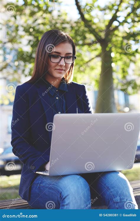 玻璃的年轻学生女孩坐校园长凳，当用途膝上型计算机小配件在她的类断裂期间时 库存图片 图片 包括有 过滤 远期 54280381