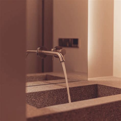 엘바노 코리아 욕실 전면거울에 매립수전을 디테일이 노출되고 단점이 될수있는 부분을 깔끔하게 마감하면 이런 결과물이 나옵니다 ️ 자연배수 타일부착형세면기무광스텐레스