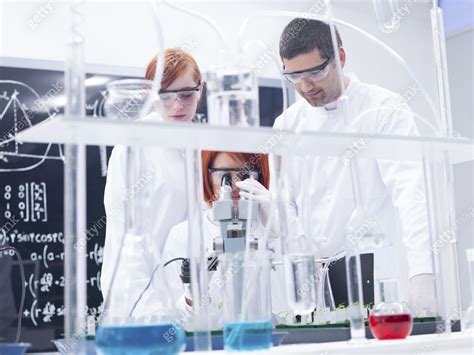 Chemistry Laboratory Experiments 이미지 179122728 게티이미지뱅크