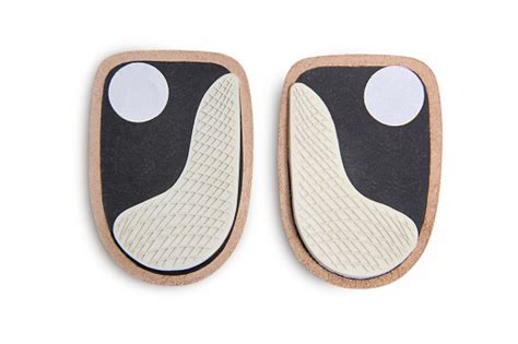 흰색 배경에 고립 된 다리의 다른 길이의 보정을위한 옥수수에서 정형 외과 실리콘 발 뒤꿈치 패드 앞발에 대한 실리콘 인서트 인솔 인터디지털 중격실리콘 엄지 보호기는 마찰