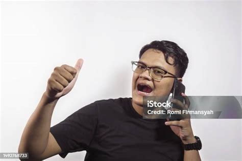 하얀 배경에 동의하는 표정으로 스마트폰을 사용하여 전화하는 잘생긴 똑똑한 아시아 청년 20 24세에 대한 스톡 사진 및 기타 이미지 20 24세 T 셔츠 개성 개념