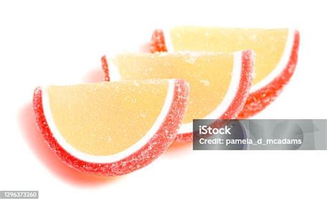 흰색 배경에 고립 된 빨간색과 노란색 사탕 과일 슬라이스 0명에 대한 스톡 사진 및 기타 이미지 0명 3가지 개체 결정체 Istock