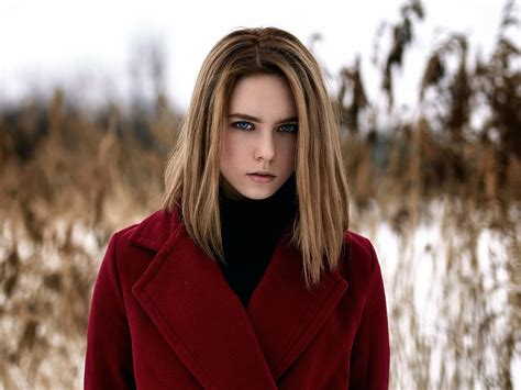 파란 눈의 소녀 초상화 얼굴 코트 배경 화면 1600x1200 배경 화면 다운로드