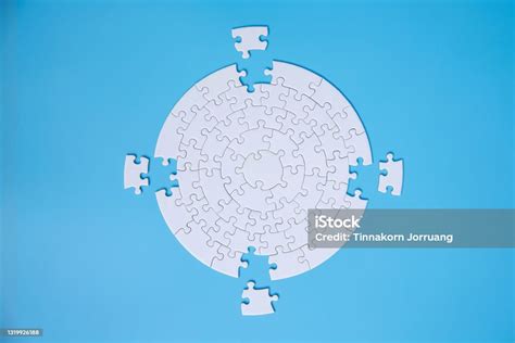 파란색 배경에 흰색 직소 퍼즐 조각 문제 해결 개념 텍스트용 복사 공간이 있는 텍스처 사진 Final Round에 대한 스톡 사진 및 기타 이미지 Istock