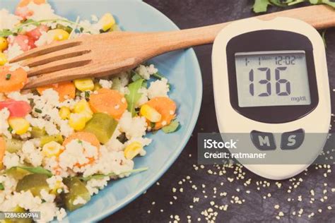 결과 설탕 수준과 쿠스쿠스와 야채와 샐러드와 포도당 미터 당뇨병 환자를 위한 가벼운 식이 비건 식사 당뇨병에 대한 스톡 사진 및 기타 이미지 Istock