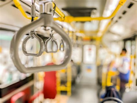 공공 인프라 광택이 있는 교통 내부 그립 금속 막대 기능적 디자인 기차 난간 대중 교통 대중교통 도시 교통 도시 이동성 로우앵글 샷 매달아두는 손잡이