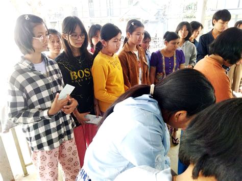 တံတားဦးခရိုင်တွင် တက္ကသိုလ်ဝင်တန်းစာမေးပွဲ ဝင်ရောက်ဆိုကြမည့်သူများအား ဖြေဆိုခွင့်ကတ်ပြားများ ထုတ