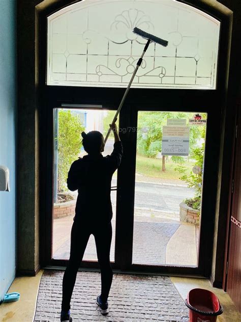 Миене на Прозорци и Витрини Професионално почистване Бургас Професионално Миене на Про