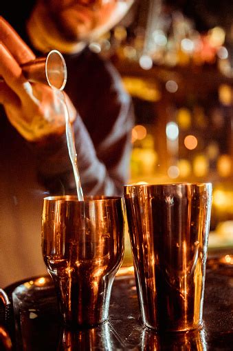 바 카운터에 얼음 조각과 안경에 신선한 알코올 음료를 붓는 바만 강철에 대한 스톡 사진 및 기타 이미지 강철 금속 나이트클럽 Istock