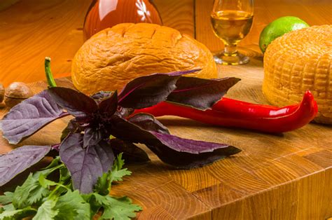 국가 Adyghe 치즈 칼 바 질 파 슬 리 석 회 참기름 칠리 페 퍼 마 카 다 미아 너트와 나무 테이블에 디 켄 터와 절삭 보드에 만든 클로즈업 갈색에 대한 스톡 사진