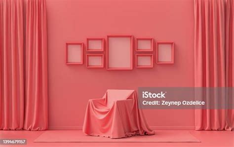 단단한 파스텔 라이트 핑크에 7 프레임이있는 모형 포스터 갤러리 벽 천으로 덮인 의자가있는 분홍색 방 0명에 대한 스톡 사진 및 기타 이미지 Istock