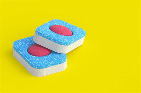 노란색 배경에 두 개의 식기 세척기 세제 정제 공간을 복사합니다 3d 렌더링 3차원 형태에 대한 스톡 사진 및 기타 이미지 3차원 형태 가사 집안일 가정 생활