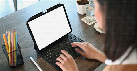 젊은 여성 디자이너가 디지털 태블릿의 키보드에 타이핑하는 장면이 잘렸다 사진 Unsplash의 태국 이미지