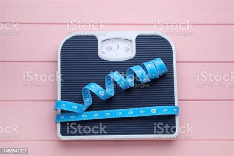 분홍색 나무 바닥에 욕실 규모와 측정 테이프 평면도 체중 감량 개념 0명에 대한 스톡 사진 및 기타 이미지 0명 개념