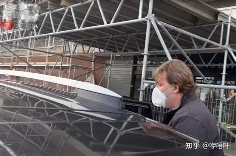 经常穿z罩杯去上课，却证实是假胸，加拿大一老师的行为引起极大争议 知乎