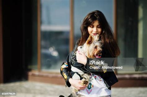 큰 창 집에 대 한 포즈 요크 셔 테리어와 갈색 머리 집시 소녀 모델 착용의 가죽 자 켓과 T 셔츠에 장식 바지 가죽에 대한 스톡 사진 및 기타 이미지 Istock