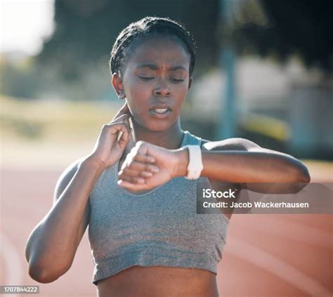 달리기 훈련 또는 운동을 위해 야외에서 여성과 함께 시간 맥박 및 운동 아프리카 운동선수는 목표 체력 및 신체 건강을 위해