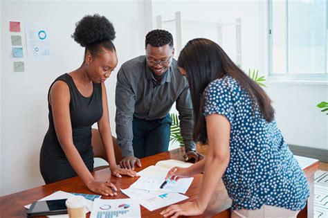 세 명의 동료가 재무 보고서 전략에 대한 회의 테이블 주위에 서 있습니다 사람들에 대한 스톡 사진 및 기타 이미지 사람들 성장 개념 토론 Istock