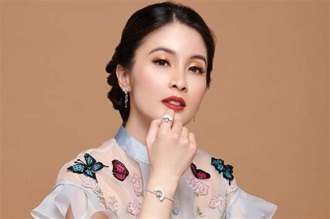 Tubuh Penuh Keringat Cuma Pakai Kaus Singlet Penampilan Sandra Dewi Sukses Bikin Salfok Satu