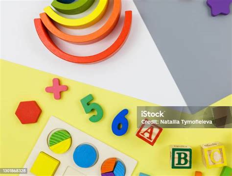 다채로운 종이에 나무 아이 장난감 교육 장난감 블록 피라미드 연필 숫자 기차 유치원 유치원 또는 보육원을위한 장난감 텍스트공간을 복사합니다 위쪽 보기 0명에 대한 스톡 사진