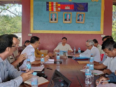 លោក ហុង ប្រុស អភិបាលស្តីទីស្រុកស្រែអំបិល បានដឹកនាំកិច្ចប្រជុំពិភាក្សា