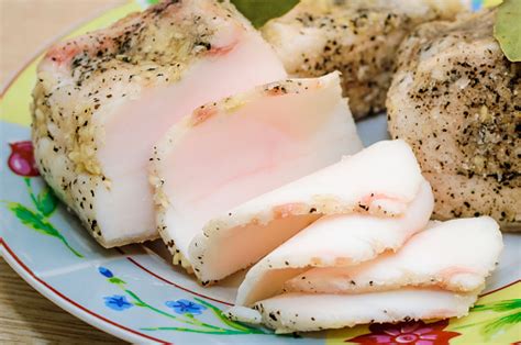 후추와 월계수 잎이 있는 소금 돼지는 접시 위에 놓여 있습니다 클로즈업 선택적 초점 0명에 대한 스톡 사진 및 기타 이미지 0명 건강한 식생활 고기 Istock