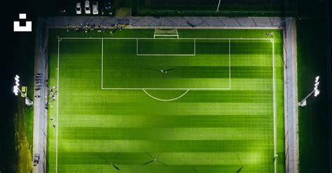 조명이 있는 녹색 축구장의 조감도 사진 사진 Unsplash의 무료 축구 이미지