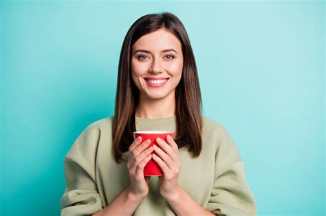 선명한 청록색 배경에 두 손으로 고립 된 차 의 빨간 컵을 들고 여자의 사진 초상화 컵에 대한 스톡 사진 및 기타 이미지 컵 한 명의 여자만 쥠 Istock