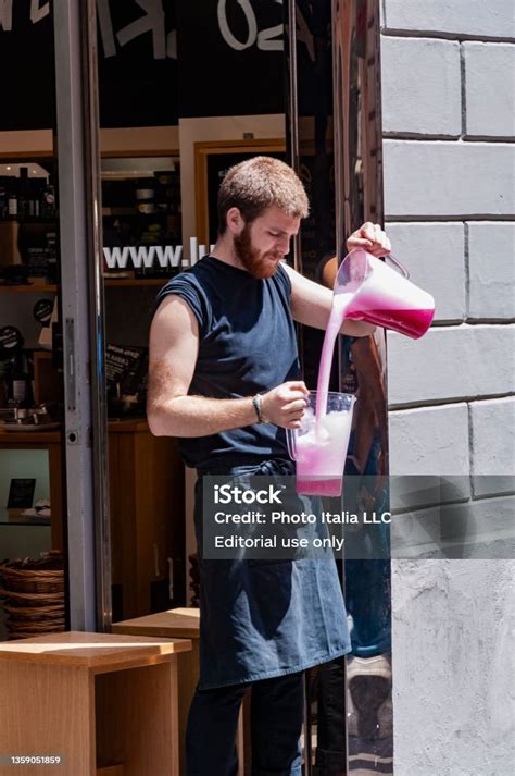 바리스타 용기 한 용기에서 다른 용기로 액체를 조심스럽게 붓다 가득 찬에 대한 스톡 사진 및 기타 이미지 가득 찬 남성 로마 이탈리아 Istock