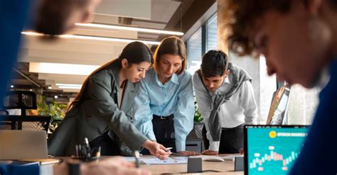 Ринок праці України змінився безробіття падає зарплати зростають в Україні