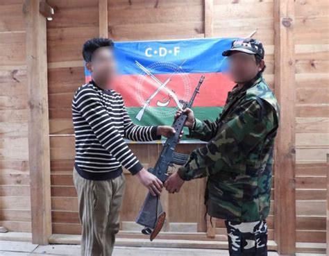 မင်းတပ် ခလရ ၂၇၄ မှ လက်နက်နှင့်အတူ အလင်းဝင်လာသော တပ်သားကို Cdf မင်းတပ်က ဆုငွေ သိန်း ၅၀ ချီးမ