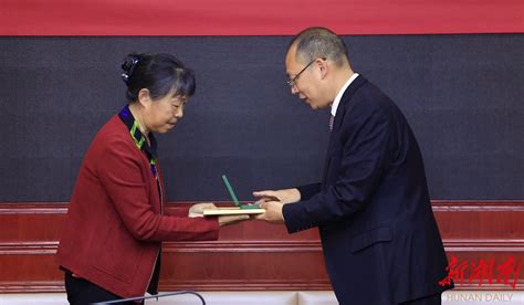 周娴君后人向湘西州人民医院捐赠南丁格尔奖奖章及证书