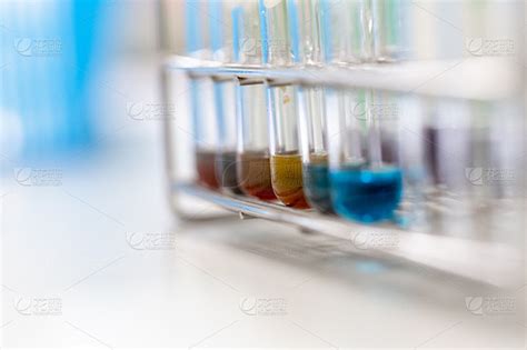 在实验室中分析淀粉的化学成分。