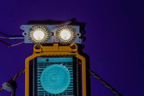 손으로 만든 로봇은 Arduino 플랫폼에 평평하게 놓여 있습니다 Diy Ai 스팀퍼플 배경입니다 어린이와 청소년 로봇 공학 및 전자 공학을 위한 줄기 교육 0명에 대한