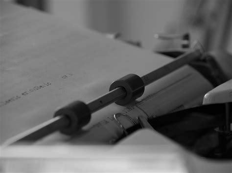 무료 이미지 검정색과 흰색 화이트 사진술 복고풍의 잎 늙은 타이프라이터 금속 사무실 노스탤지어 검은 단색화 종이 무기 닫다 세례반 본문