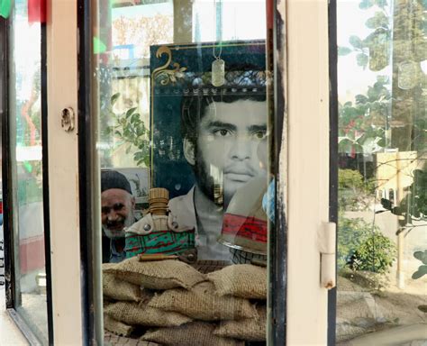 تصویر باکیفیت از قاب عکس شهید در مزار شهدا