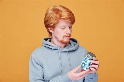 Membaca Label Pada Botol Vitamin Foto Stok Unduh Gambar Sekarang Berdiri Posisi Fisik