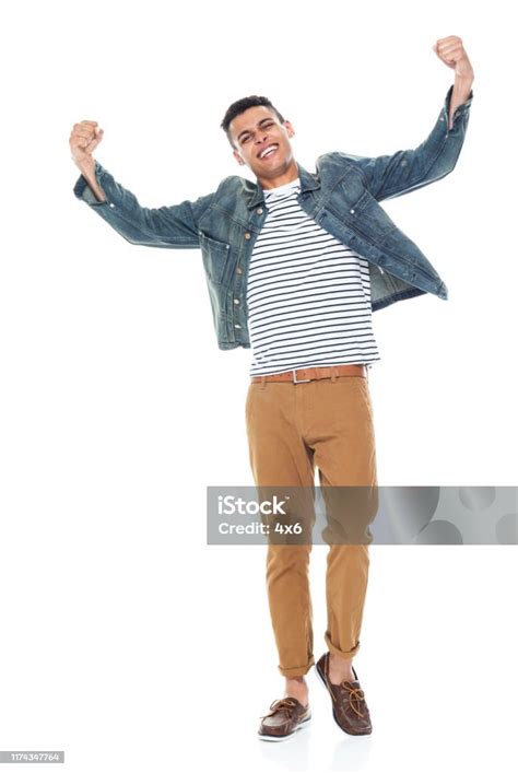 전체 길이1 인정면 2029세 성인 잘 생긴 사람키가 큰 사람 곱슬 머리 아프리카 민족아프리카계 민족 남성젊은 남자 앞에 서 흰색 배경 착용 데님 재킷시원한 태도 허공을