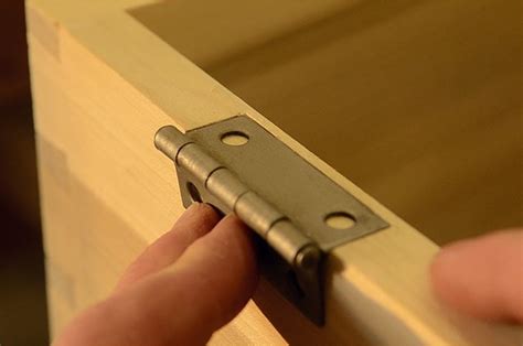 4 Steps To Install Hinges On A Dovetail Box With Woodworking Hand Tools