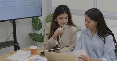 회의실에서 동료를 위해 직장에서 프로젝트 목표 설정 전략을 발표하는 여성 사업가 성공적인 사업 확장을 위한 이벤트 기획 25