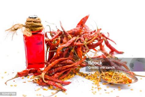 고추 부스러기와 흰색 절연 투명 한 병에는 추출 된 기름으로 말린된 빨간 고추의 닫습니다 건강한 식생활에 대한 스톡 사진 및 기타 이미지 건강한 식생활 레드칠리페퍼