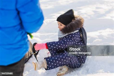 아이들은 겨울 숲에서 놀고 재미있게 놀고 있습니다 달리고 움직입니다 행복한 어린 시절 겨울 휴가 깊은 눈 소년과 소녀 따뜻한 옷 가족에 대한 스톡 사진 및 기타 이미지