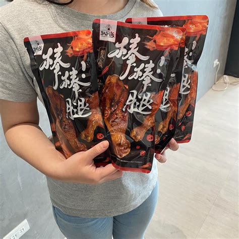 扒扒飯 扒扒飯新品開箱 超涮嘴的隨手包，想吃雞腿不用滷半天 雙椒棒棒腿想吃就開😋 一撕開包裝，醬香及辣香四溢