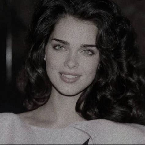 صور بنات شاشه سوداء Panosundaki Pin