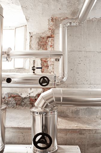 Hvac 파이프 난방 환기 에어컨 및 냉방 시스템 지하 내부에 위치한 오래된 벽을 통해 덕트 건물의 실내 편안함을 위한 기후 시스템 수도꼭지가 있는 튜브 가정 난방에 대한