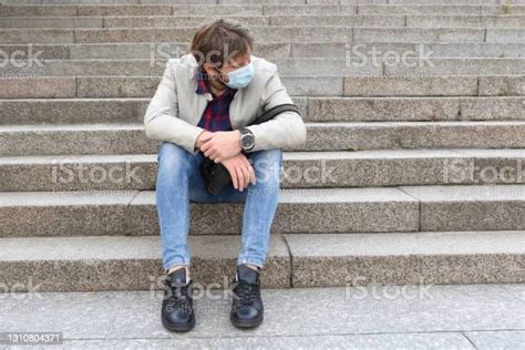 보호 마스크를 쓴 실업사업가는 세계 경제 위기로 인해 직장을 잃었고 야외에서혼자 계단에 앉아 있었다 실업 개념 사람들에 대한 스톡 사진 및 기타 이미지 Istock