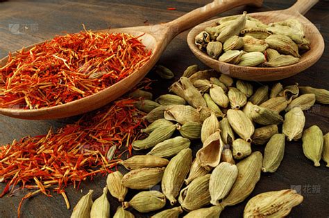 藏红花和小豆蔻香料对木制表面宏