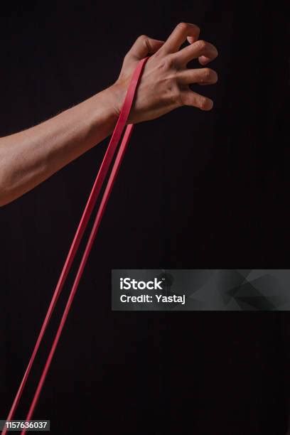 스튜디오 트레이닝 운동 체육관에서 검은 배경에 스트레칭 고무 스트레칭 밴드와 함께 운동하는 남자의 손 근육질 체격에 대한 스톡 사진 및 기타 이미지 Istock